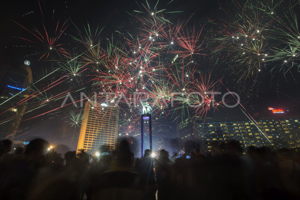MALAM PERGANTIAN TAHUN DI JAKARTA | ANTARA Foto