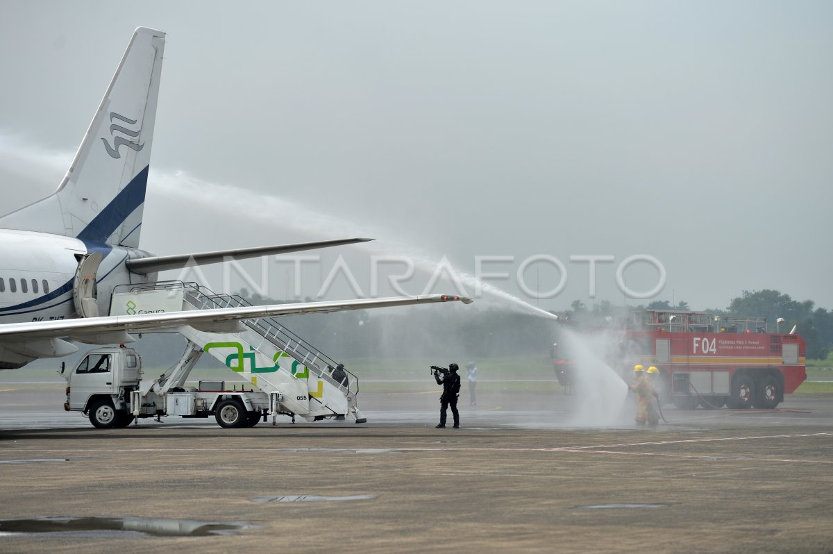 LATIHAN PENANGGULANGAN KEADAAN DARURAT | ANTARA Foto