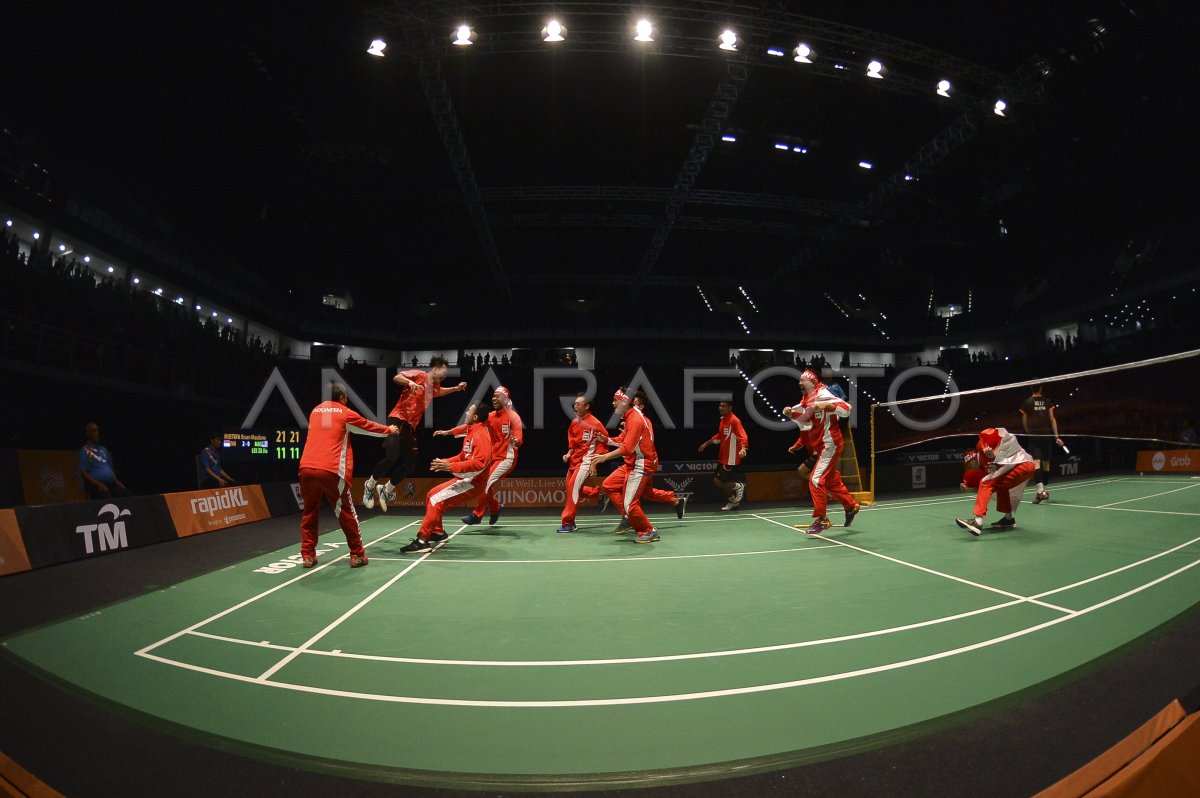 EMAS BULU TANGKIS BEREGU PUTRA | ANTARA Foto