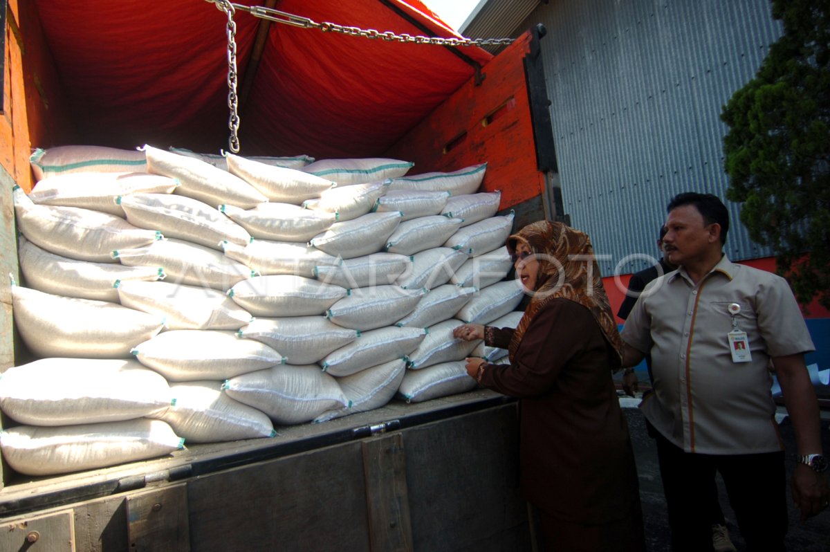 OPERASI BERAS MEDIUM BULOG | ANTARA Foto