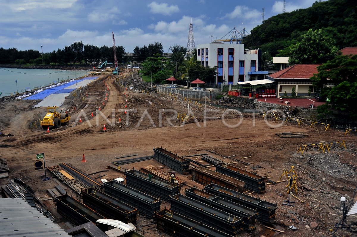 PENAMBAHAN DERMAGA PENYEBERANGAN MERAK | ANTARA Foto
