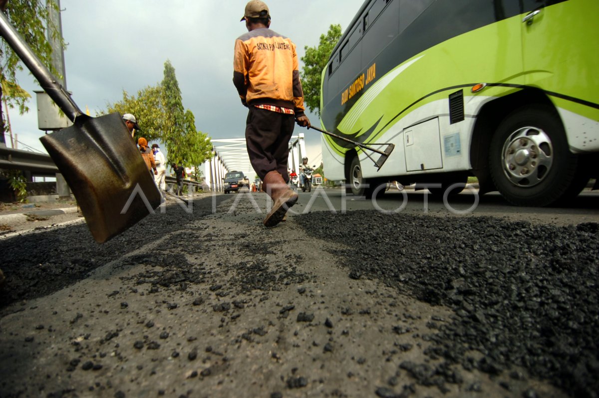 PERBAIKAN JALUR PANTURA | ANTARA Foto