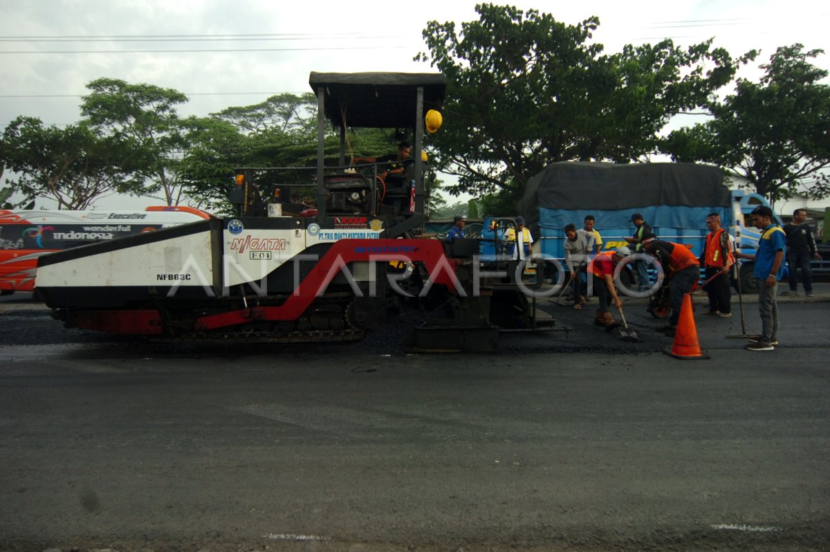 PERBAIKAN JALUR PANTURA | ANTARA Foto
