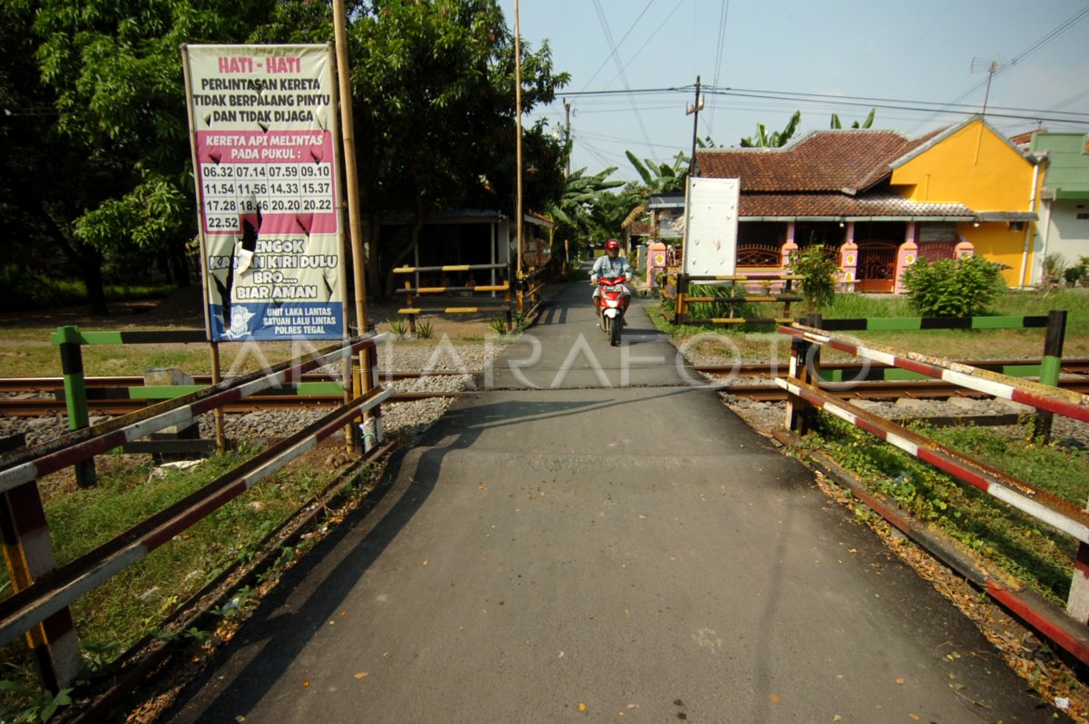 PERLINTASAN KA TANPA PALANG PINTU | ANTARA Foto