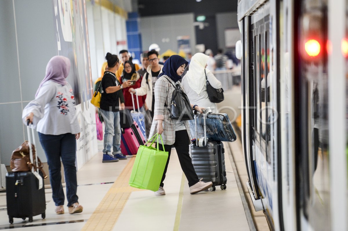 ARUS MUDIK DI BANDARA SMB II PALEMBANG | ANTARA Foto