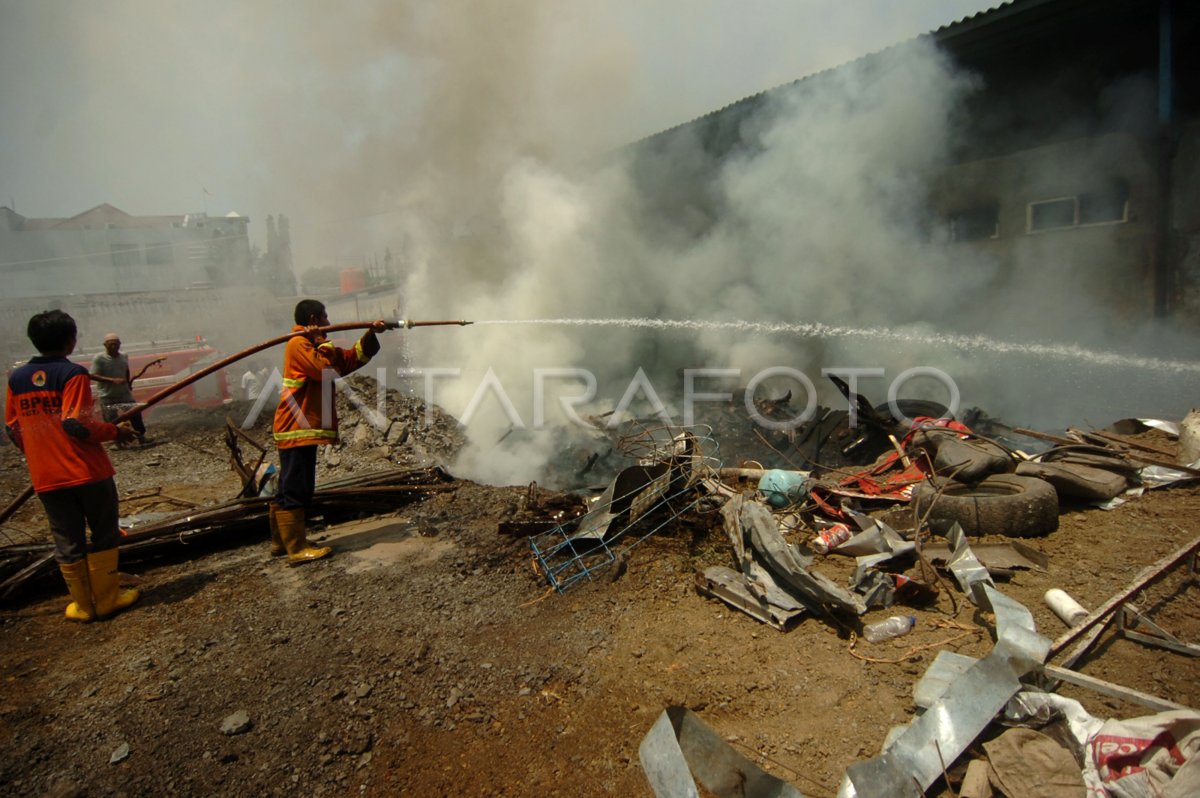 KEBAKARAN GUDANG RONGSOK | ANTARA Foto