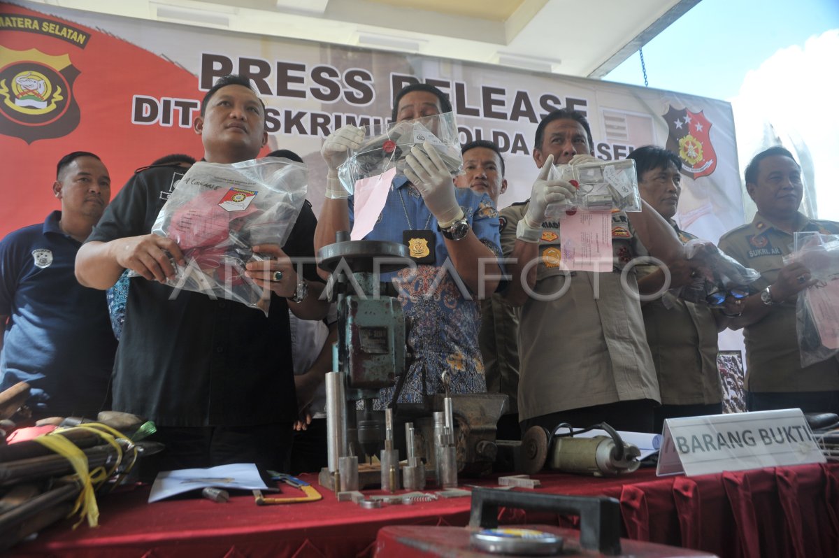 POLDA SUMSEL SITA RATUSAN SENJATA API RAKITAN | ANTARA Foto