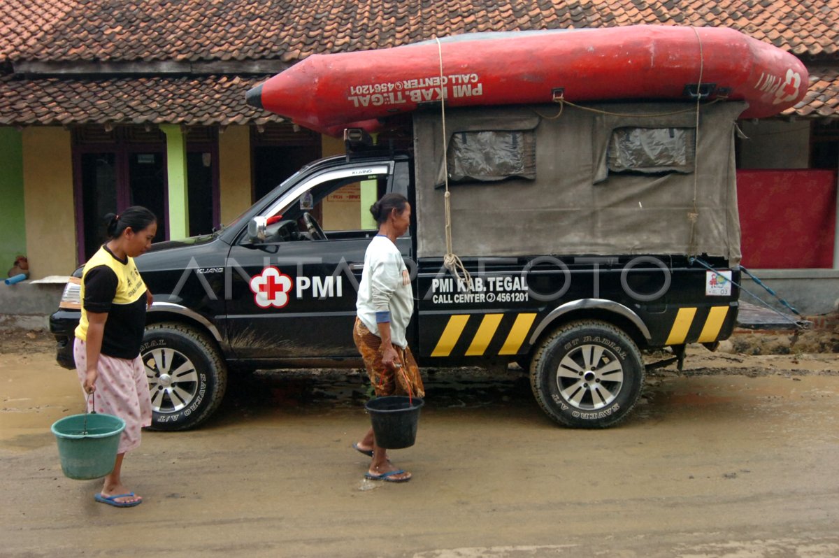 BANTUAN UNTUK KORBAN BANJIR | ANTARA Foto