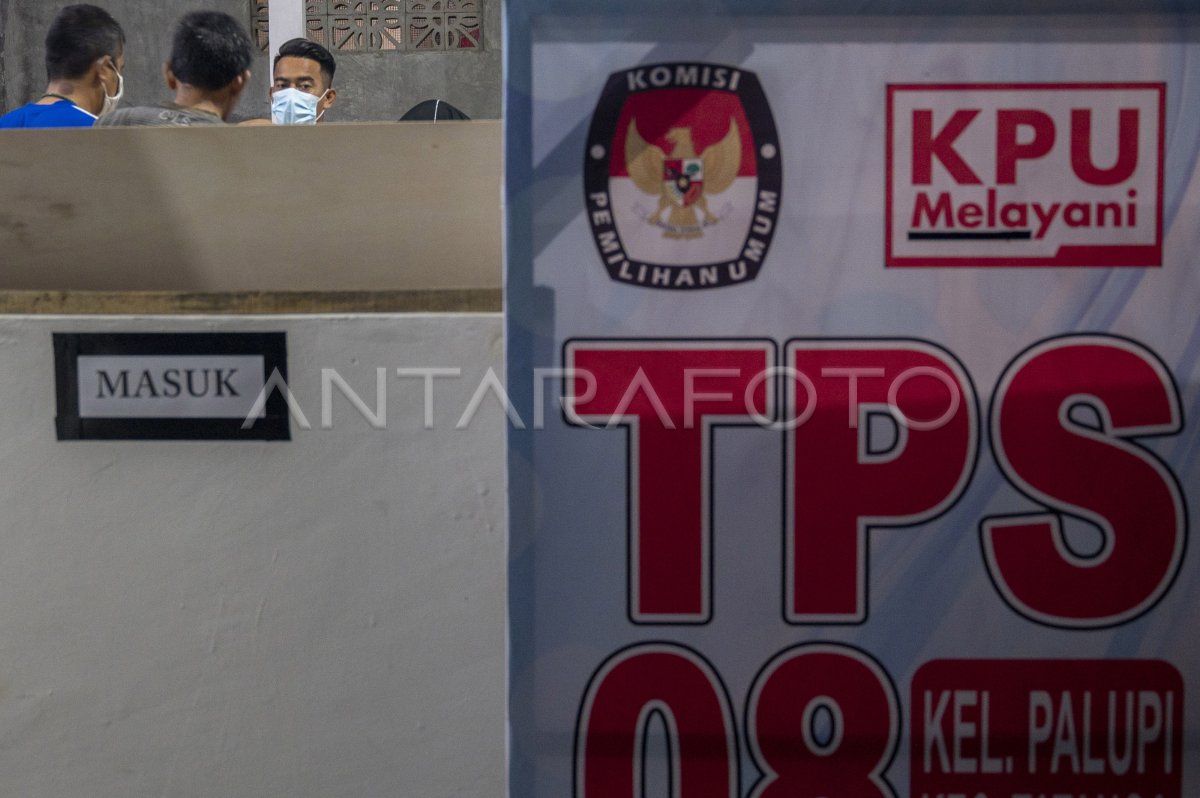 DISTRIBUSI LOGISTIK PILKADA KE TPS | ANTARA Foto