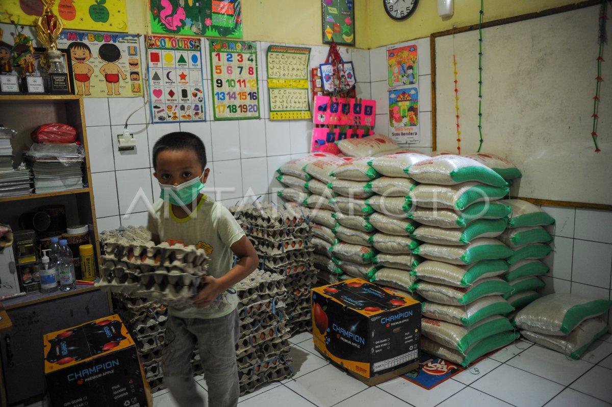 PENYALURAN BANTUAN SOSIAL NON TUNAI DI BANDUNG | ANTARA Foto PENYALURAN BANTUAN SOSIAL NON TUNAI DI BANDUNG | ANTARA Foto