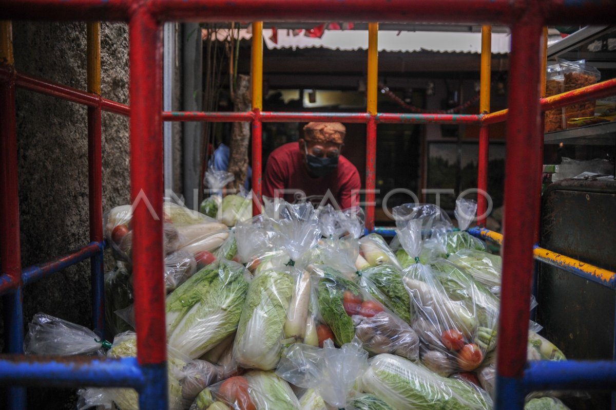 PENYALURAN BANTUAN SOSIAL NON TUNAI DI BANDUNG | ANTARA Foto PENYALURAN BANTUAN SOSIAL NON TUNAI DI BANDUNG | ANTARA Foto