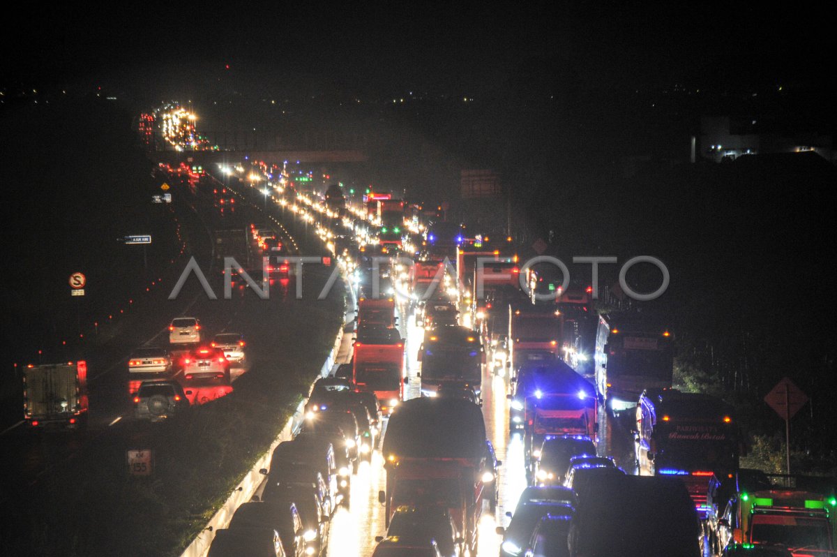 KEMACETAN DI GERBANG KELUAR TOL CILEUNYI | ANTARA Foto