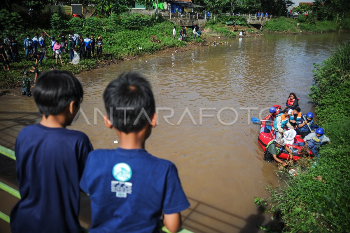 AKSI BERSIH SUNGAI CITARIK | ANTARA Foto