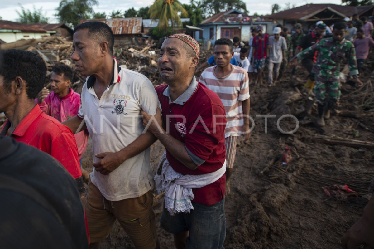 EVAKUASI KORBAN BANJIR BANDANG DI ADONARA FLORES TIMUR | ANTARA Foto