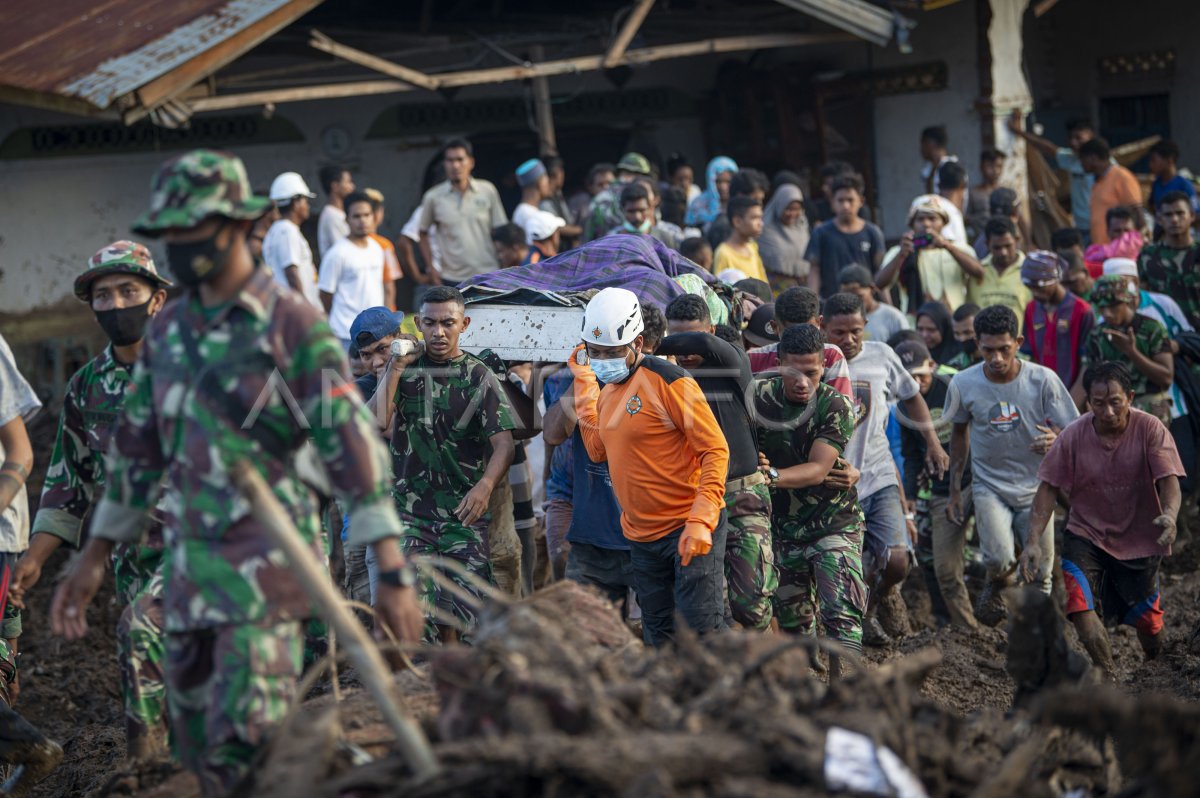 EVAKUASI KORBAN BANJIR BANDANG DI ADONARA FLORES TIMUR | ANTARA Foto