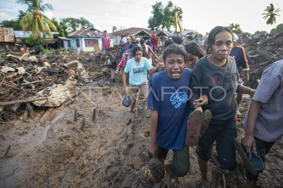 EVAKUASI KORBAN BANJIR BANDANG DI ADONARA FLORES TIMUR | ANTARA Foto