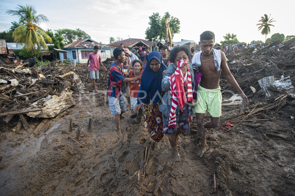 EVAKUASI KORBAN BANJIR BANDANG DI ADONARA FLORES TIMUR | ANTARA Foto