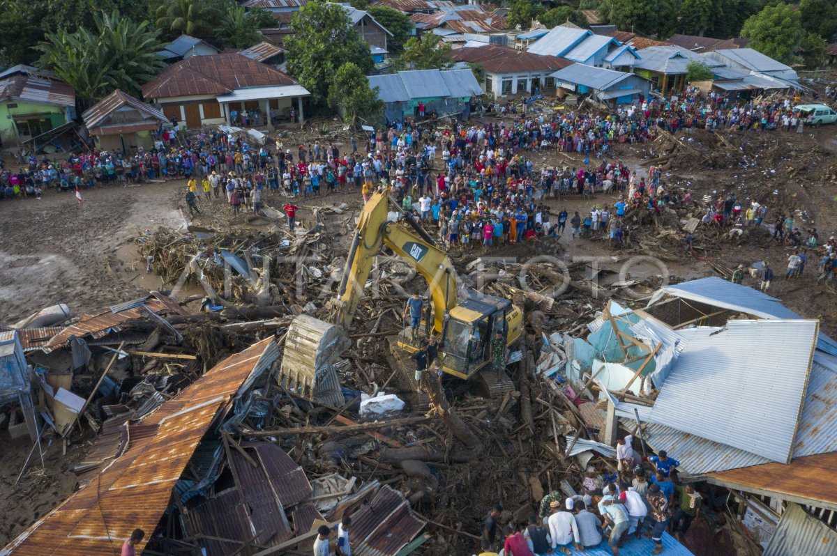 EVAKUASI KORBAN BANJIR BANDANG DI ADONARA FLORES TIMUR | ANTARA Foto