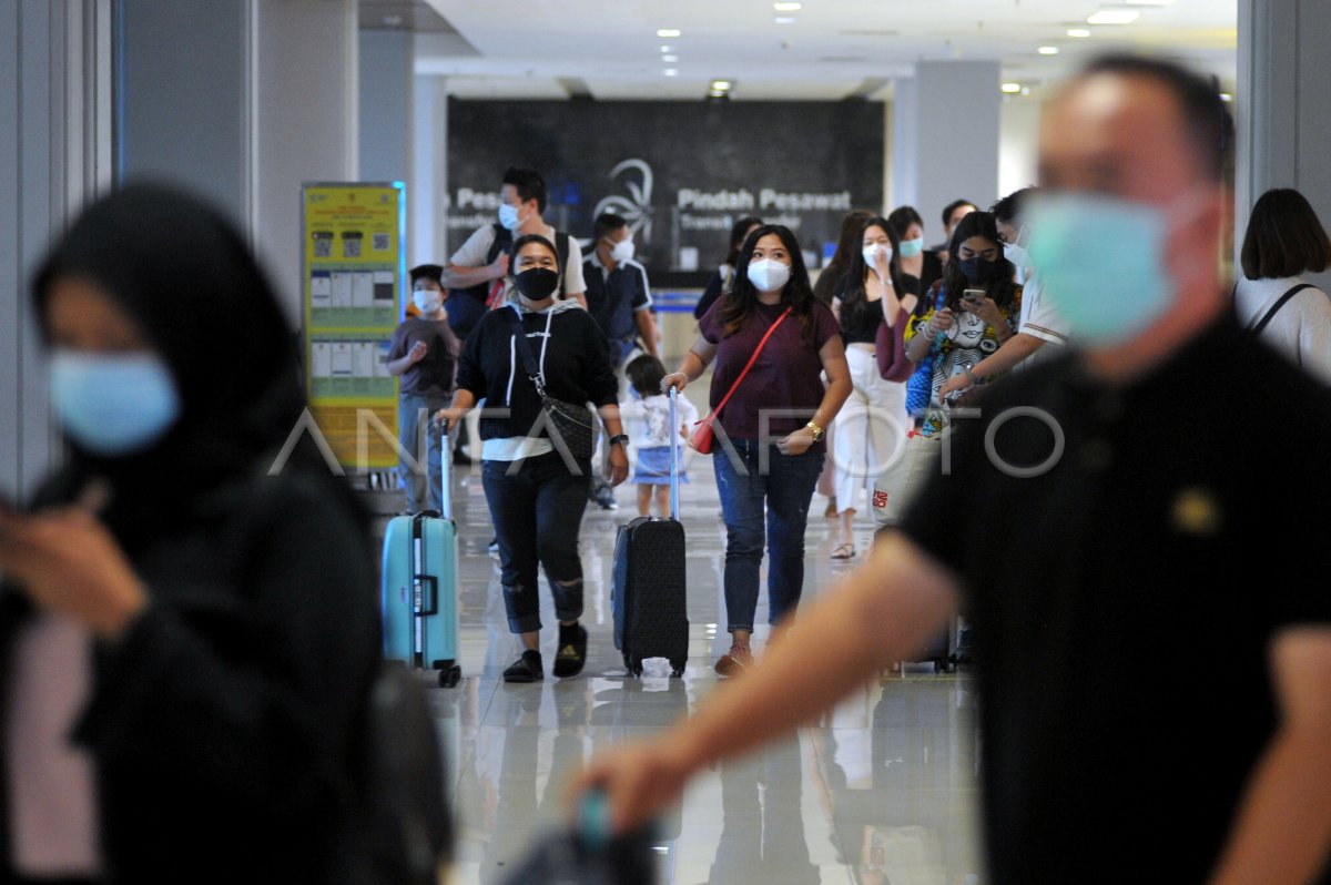 PENUMPANG BANDARA NGURAH RAI MELONJAK | ANTARA Foto