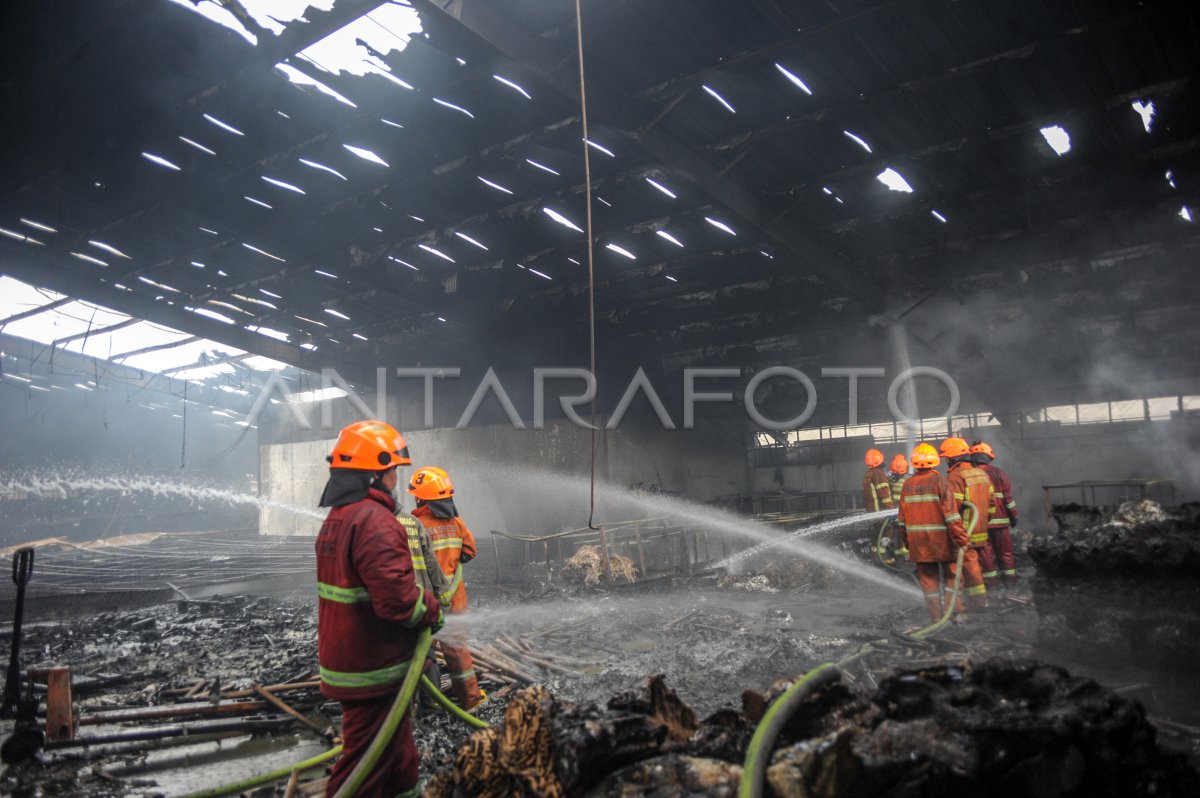 KEBAKARAN PABRIK TEKSTIL DI BANDUNG | ANTARA Foto