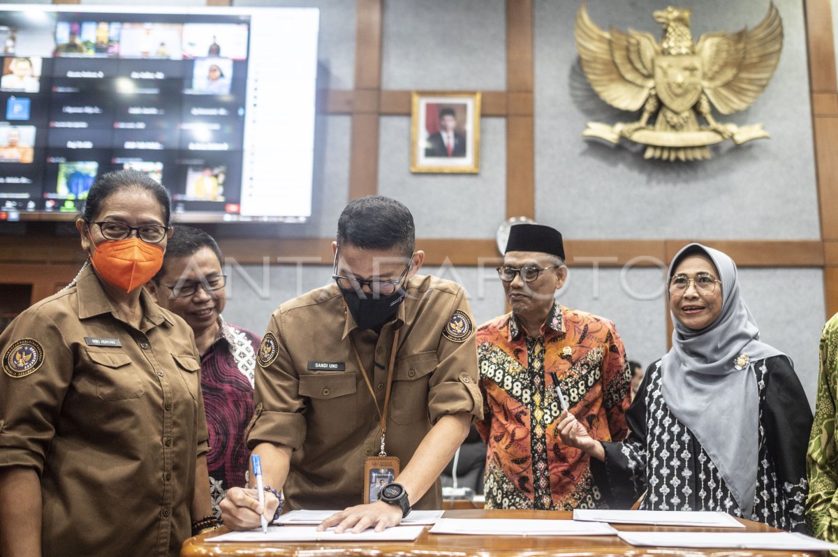 RAKER MENPAREKRAF DENGAN KOMISI X DPR | ANTARA Foto RAKER MENPAREKRAF DENGAN KOMISI X DPR | ANTARA Foto