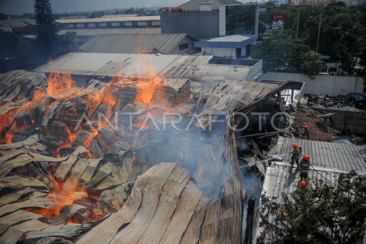 KEBAKARAN GUDANG TRIPLEK DI BANDUNG | ANTARA Foto