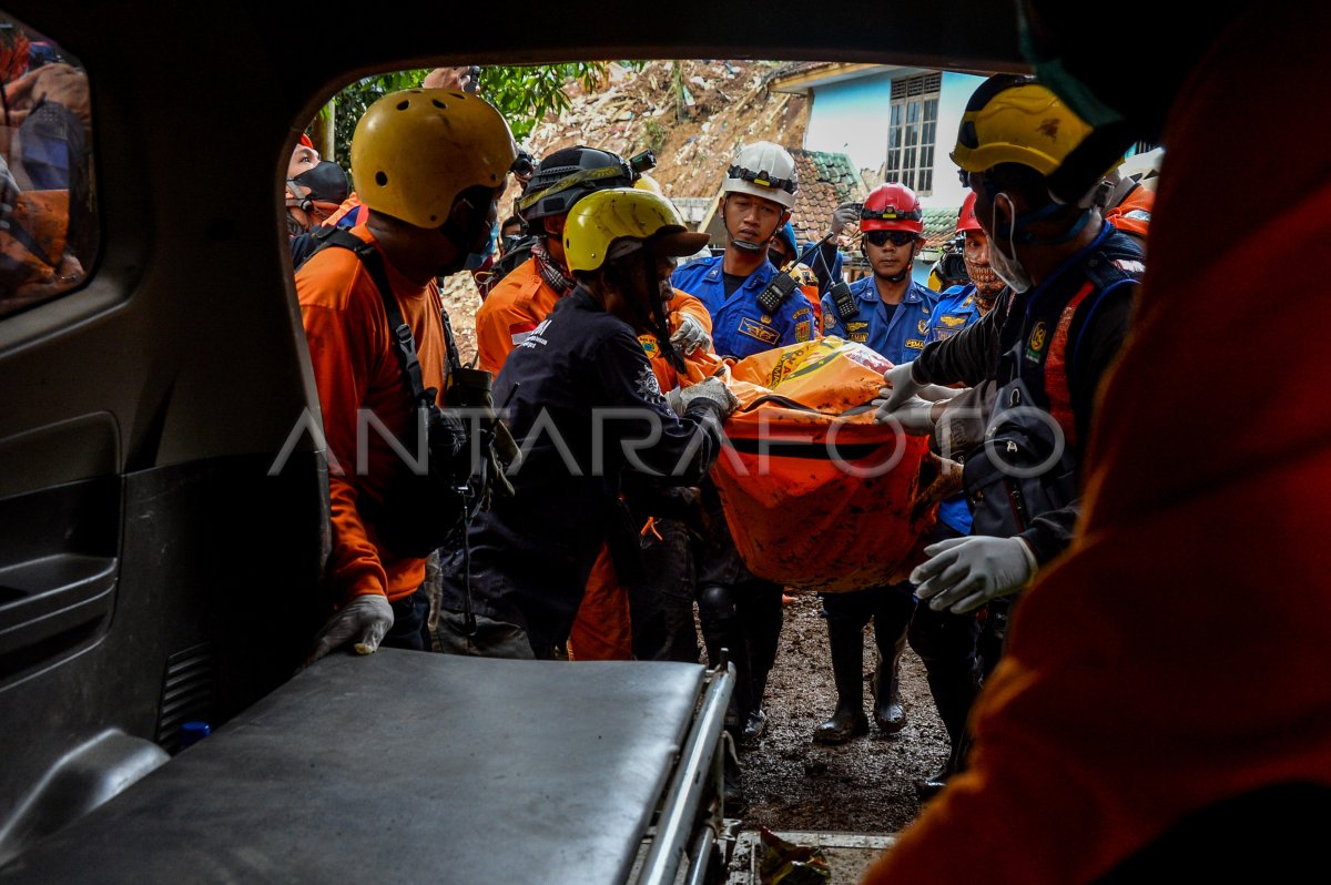 EVAKUASI JENAZAH KORBAN LONGSOR | ANTARA Foto