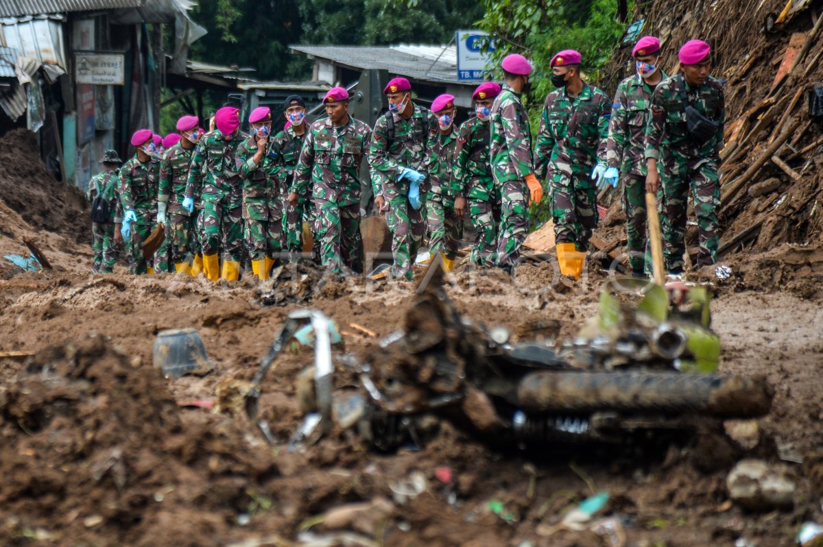 PENCARIAN KORBAN TERTIMBUN LONGSOR AKIBAT GEMPA CIANJUR | ANTARA Foto