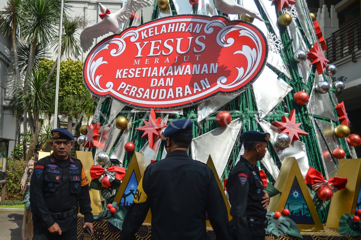 STERILISASI GEREJA JELANG NATAL DI BANDUNG | ANTARA Foto