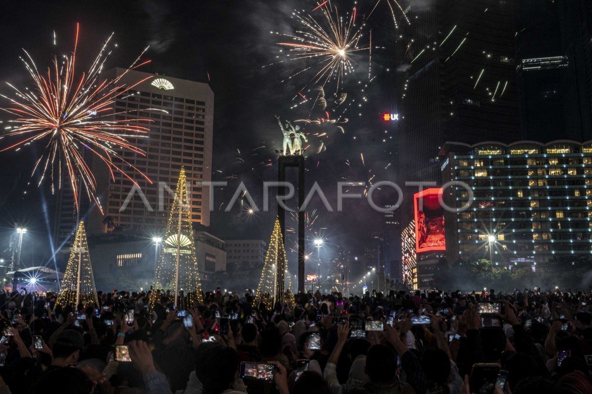 PESTA KEMBANG API TAHUN BARU 2023 DI BUNDARAN HI JAKARTA | ANTARA Foto
