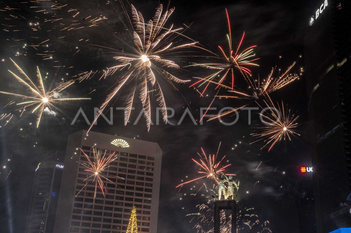 PESTA KEMBANG API TAHUN BARU 2023 DI BUNDARAN HI JAKARTA | ANTARA Foto