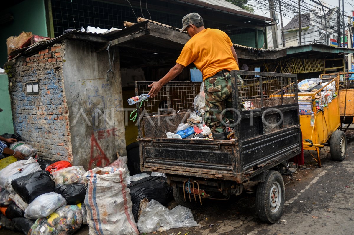PERMASALAHAN PENGANGKUTAN SAMPAH KOTA BANDUNG | ANTARA Foto