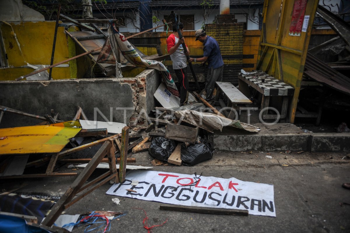 PENERTIBAN BANGUNAN LIAR DI BANDUNG | ANTARA Foto