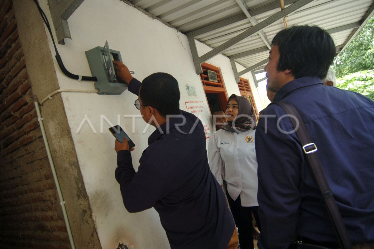 BANTUAN SAMBUNGAN LISTRIK GRATIS | ANTARA Foto