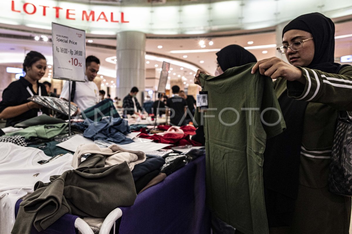 BELANJA KEBUTUHAN LEBARAN DI LOTTE MALL JAKARTA | ANTARA Foto