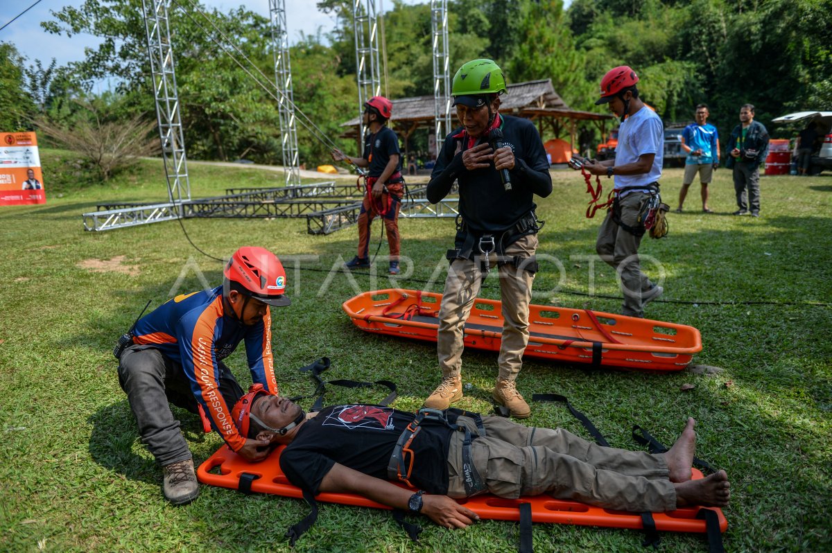 Latihan penyelamatan korban di ketinggian | ANTARA Foto