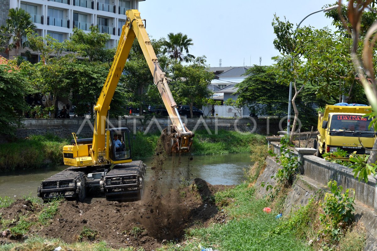 Pengerukan sungai antisipasi banjir | ANTARA Foto