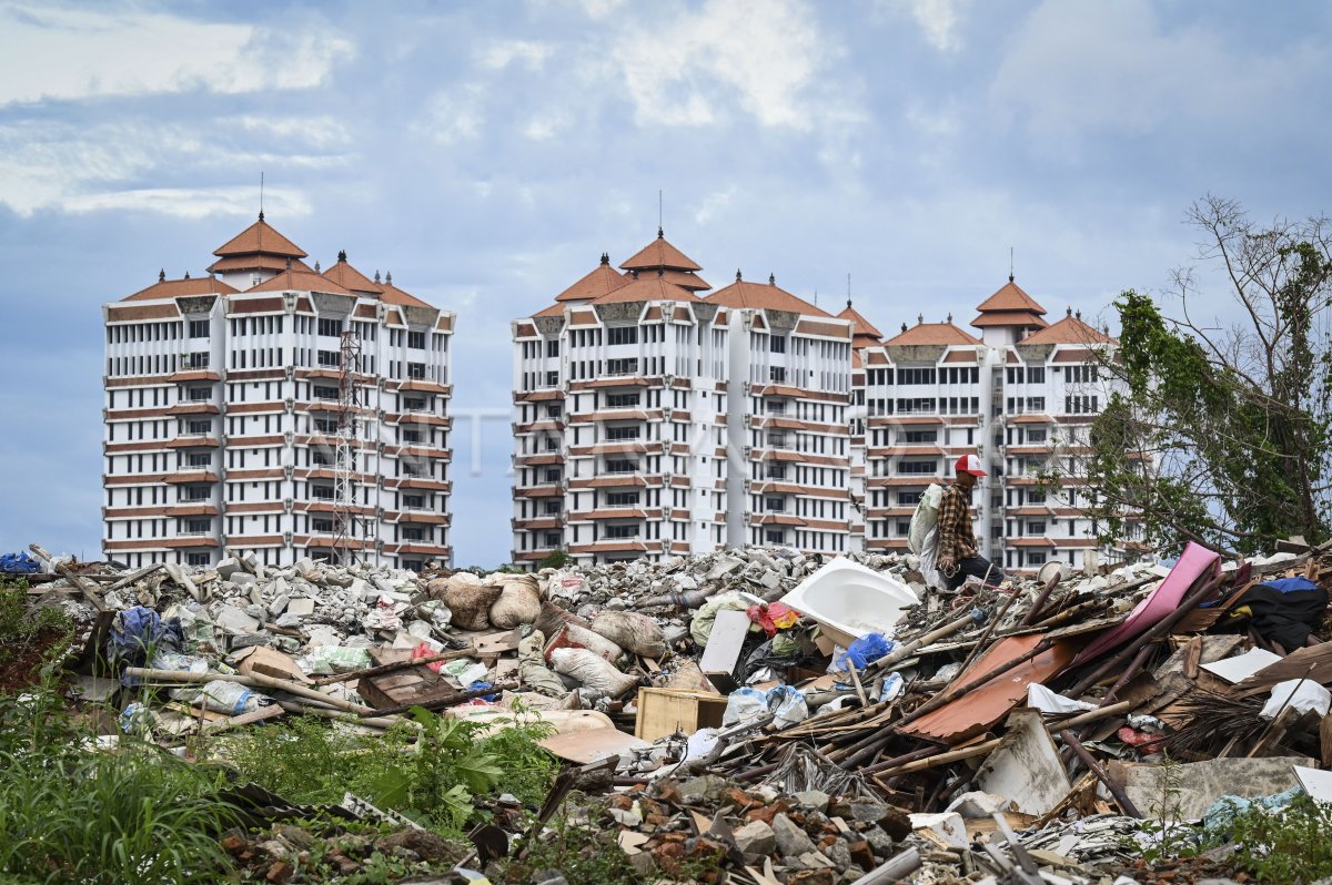 Lahan kosong jadi tempat sampah puing di Jakarta | ANTARA Foto Lahan kosong jadi tempat sampah puing di Jakarta | ANTARA Foto