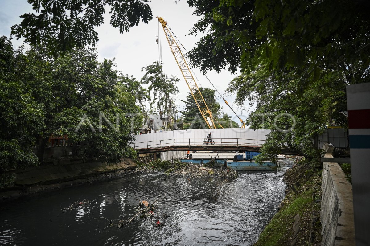 Perbaikan turap kali Sunter antisipasi longsor dan banjir | ANTARA Foto