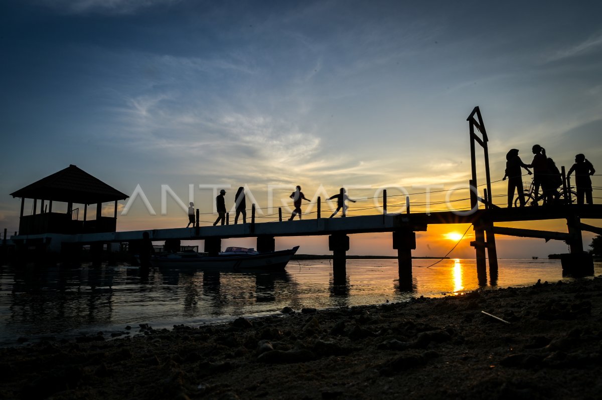 Matahari terbenam di Pulau Kelapa | ANTARA Foto