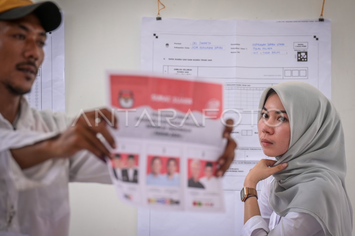 Calculation of voice mail in TPS Thousand Islands | ANTARA Foto Calculation of voice mail in TPS Thousand Islands | ANTARA Foto