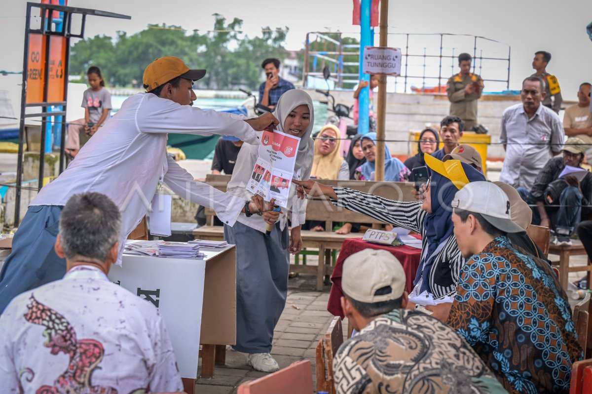 Calculation of voice mail in TPS Thousand Islands | ANTARA Foto Calculation of voice mail in TPS Thousand Islands | ANTARA Foto