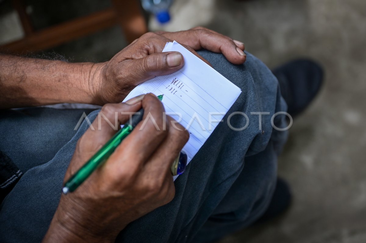 Calculation of voice mail in TPS Thousand Islands | ANTARA Foto Calculation of voice mail in TPS Thousand Islands | ANTARA Foto
