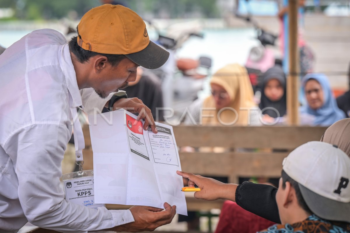 Calculation of voice mail in TPS Thousand Islands | ANTARA Foto Calculation of voice mail in TPS Thousand Islands | ANTARA Foto