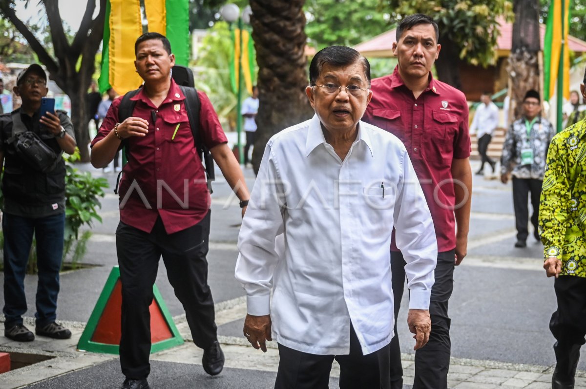 Jusuf Kalla hadiri acara gerakan masjid bersih | ANTARA Foto Jusuf Kalla hadiri acara gerakan masjid bersih | ANTARA Foto