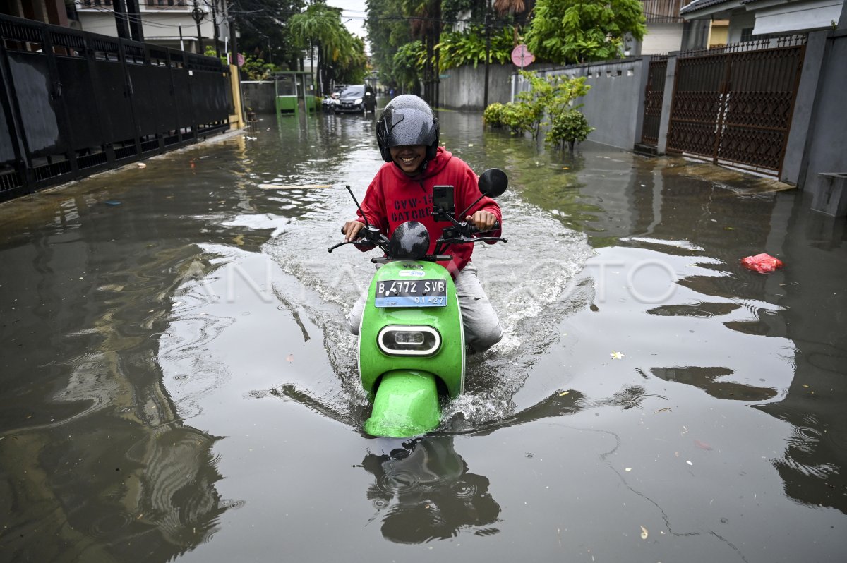 Banjir di Jakarta akibat curah hujan tinggi | ANTARA Foto