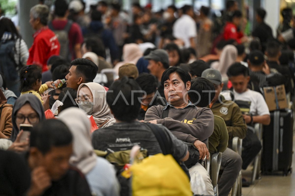 Puncak arus mudik di Stasiun Pasar Senen Jakarta | ANTARA Foto