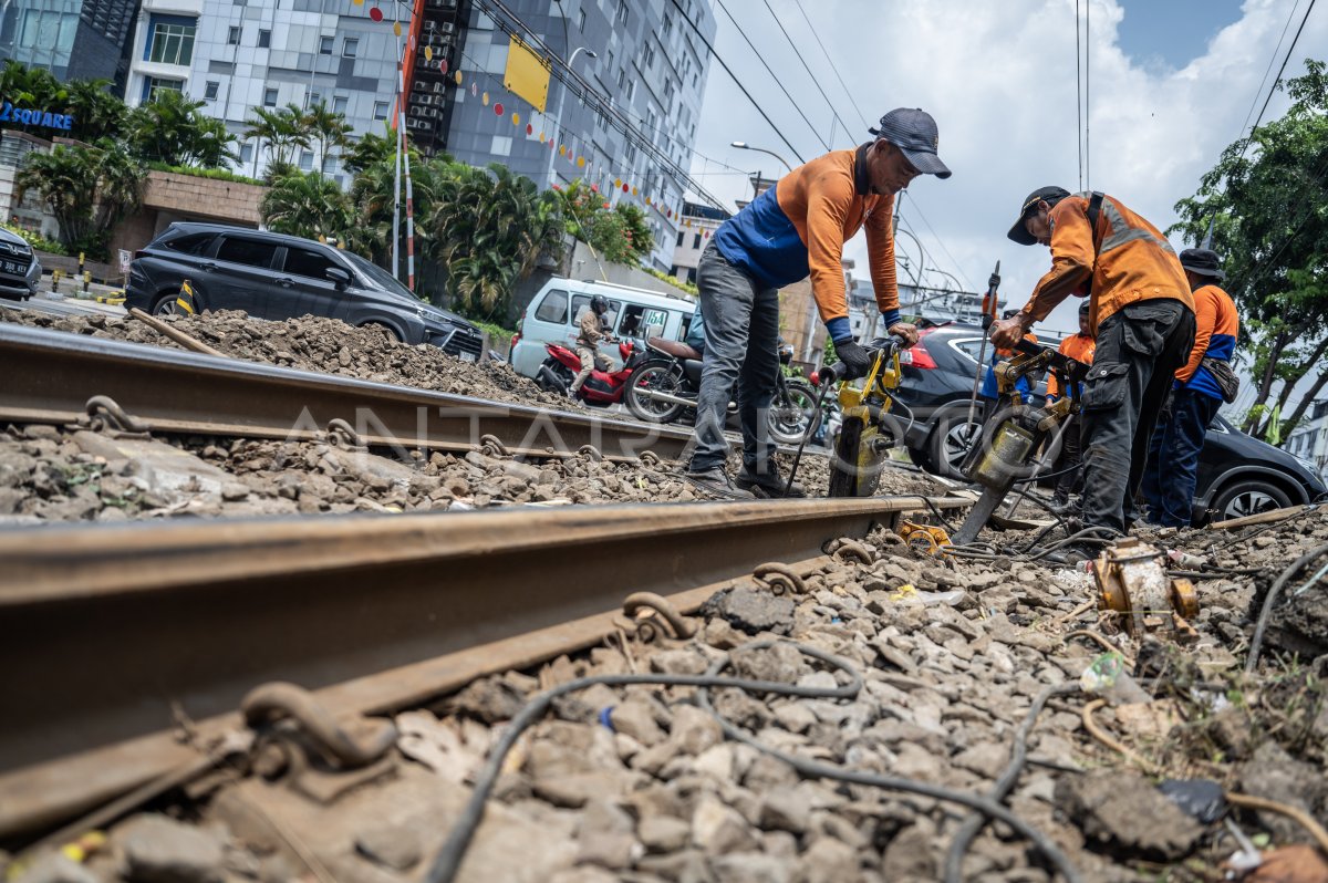 Penanganan jalur rel kereta pascakereta anjlok | ANTARA Foto Penanganan jalur rel kereta pascakereta anjlok | ANTARA Foto