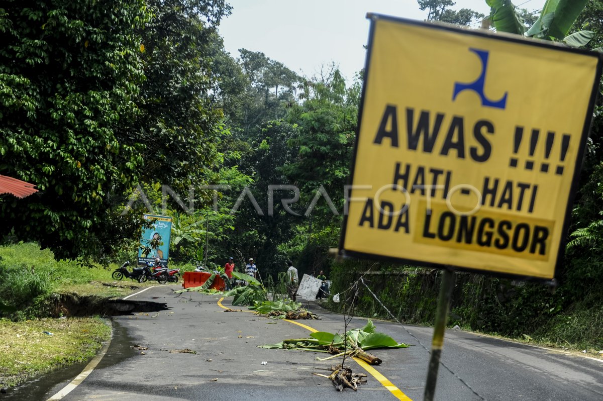 Jalan nasional Lebak-Bogor amblas | ANTARA Foto
