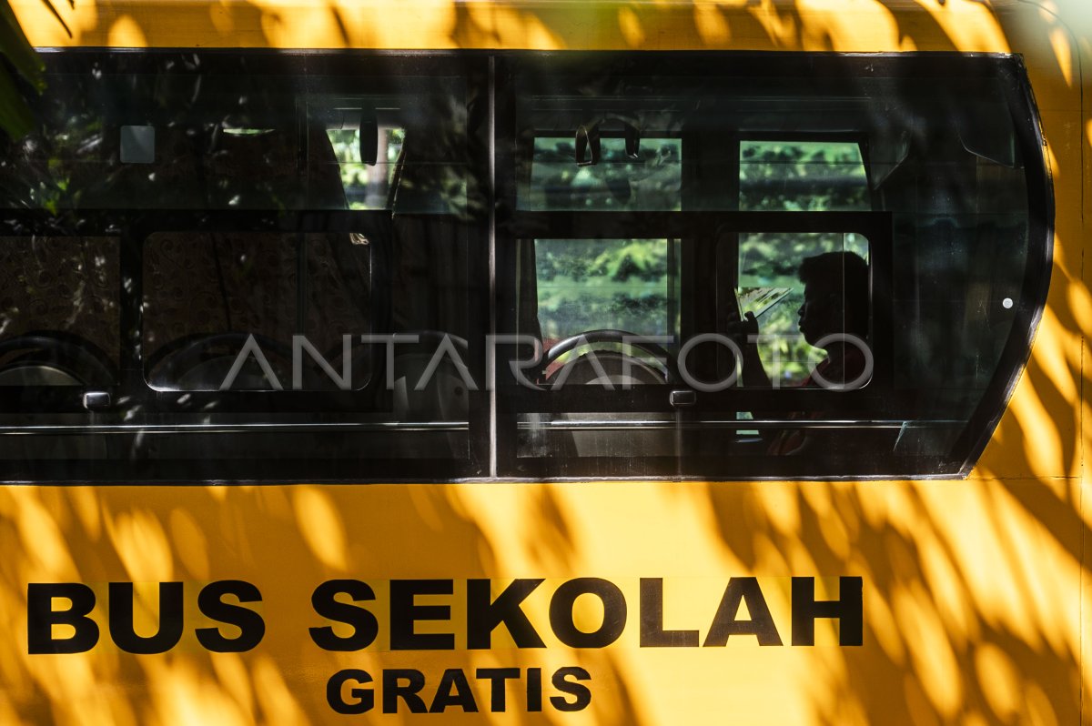 Operasional Bus Sekolah Gratis Di Jakarta Antara Foto